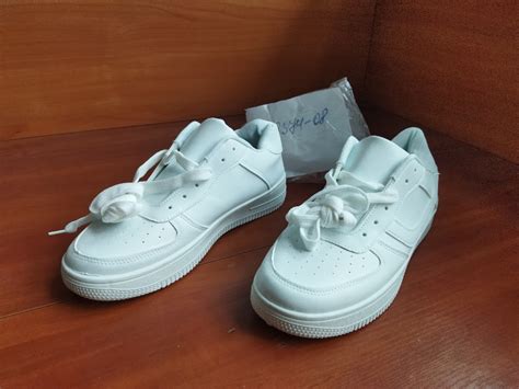 Взуття кросівки в асортименті іноземного виробництва різних кольорів і розмірів згідно