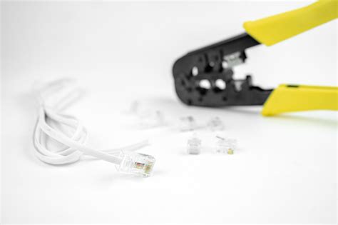 인터넷 또는 전화 선 케이블 및 크림퍼 트위스트 케이블 도구 트위스트 쌍 Utp 고양이 5 압착 Rj45 Lan 케이블 Rj45 커넥터압에 스테핑 금속에 대한 스톡 사진 및