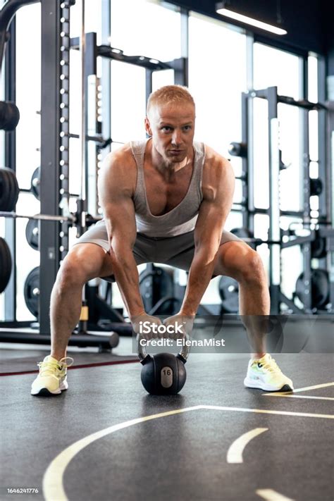 체육관에서 운동 수업 중에 아령을 들어 올리는 데 초점을 맞춘 적합하고 근육질의 남자 건강한 생활방식에 대한 스톡 사진 및 기타 이미지 건강한 생활방식 근육질 체격