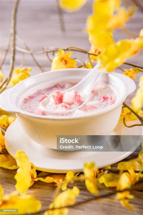 Traditional Ice Cold Chilled Colourful Fruit Peach Gum Bo Bo Cha Cha