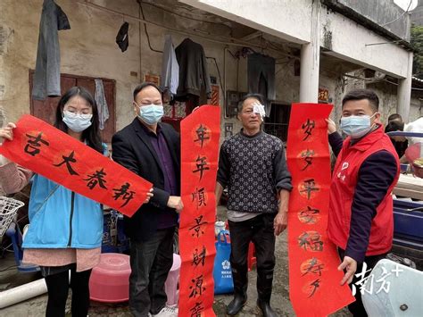 喜迎新春 英德浛洸镇为民政对象送春联祝福节日活动