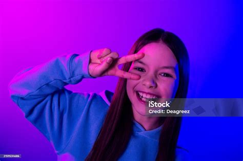 쾌활한 예쁜 아가씨 옷 까마귀 V 기호 커버 눈 빈 공간 고립 된 네온 보라색 색상 배경을 보여주는 사진 10 11세에 대한 스톡 사진 및 기타 이미지 Istock