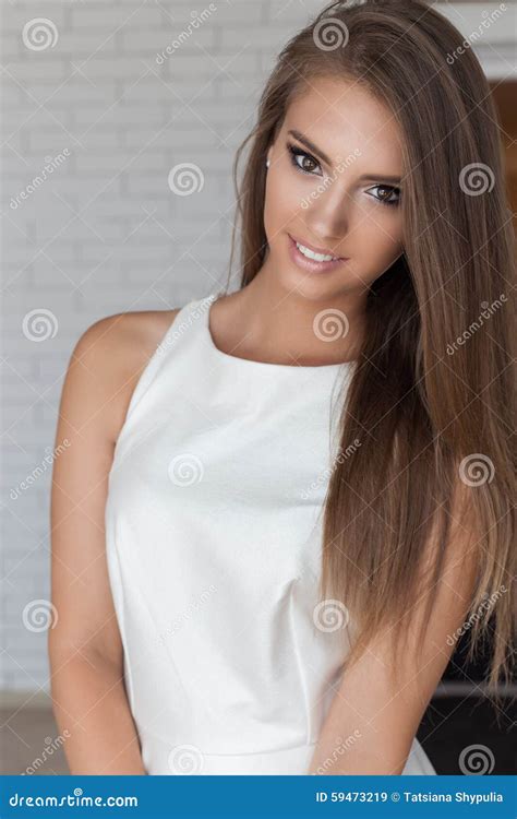 Retrato De Una Chica Joven Hermosa Apacible Linda Hermosa Con Sonrisa
