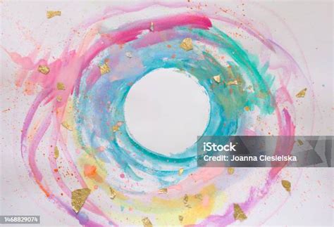 수채화는 흰색 배경에 여러 가지 빛깔의 원을 양식화했습니다 손으로 그린 수채화 노랑에 대한 스톡 사진 및 기타 이미지 노랑