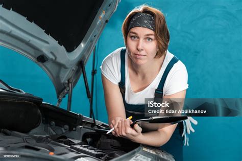 작업복을 입은 젊은 백인 정비사 여성의 초상화는 엔진을 점검합니다 남성 직업에서 여성의 평등과 일의 개념 개념에 대한 스톡 사진 및 기타 이미지 Istock