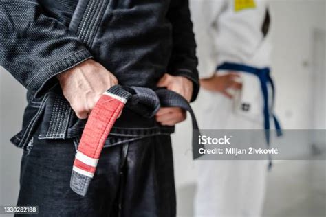 검은 Bjj 벨트 브라질 주짓수 개념 복사 공간을 들고있는 동안 기모노 기안기 서에서 알 수없는 백인 남자의 손의 측면 보기 35 39세에 대한 스톡 사진 및 기타 이미지