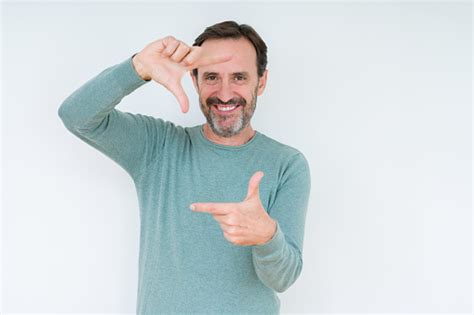 행복한 얼굴로 손과 손가락으로 프레임을 만드는 고립 된 배경 에 선임 남자 미소 창의력과 사진 개념 개념에 대한 스톡 사진 및 기타 이미지 Istock