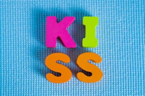 발렌타인 카드 키스 텍스트 파란색 배경 및 복사 공간에 텍스트와 그림 사랑 그리고 발렌타인 하루 개념을 추가 합니다 0명에 대한 스톡 사진 및 기타 이미지 Istock