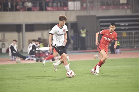 老将黄希扬打入世界波 苏州东吴客场02重庆铜梁龙扬子体育报2024年05月08日a05