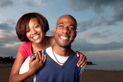 夫妇高清图片 在沙滩上跑步的夫妇 在沙滩上跑步的夫妇图片免费下载 5087216614 千图网pro