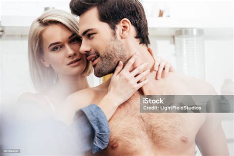 매력적인 여자와 잘생긴 남자 친구 웃 고 부엌에서 포옹의 선택적 초점 가정 생활에 대한 스톡 사진 및 기타 이미지 가정 생활 가정 주방 가정의 방 Istock