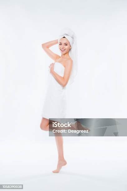 수건 및 흰색 배경에 고립 제기 다리 포즈 머리에 터 번에 꽤 유혹 여자의 전체 길이 초상화 가꿔주기에 대한 스톡 사진 및 기타 이미지 Istock