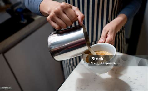 커피와 함께 얼굴에 붓는 우유를 인식할 수 없는 여자의 클로즈업 우유에 대한 스톡 사진 및 기타 이미지 우유 커피잔 콜롬비아 Istock