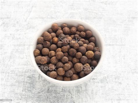 흰색 콘크리트 배경에 흰색 세라믹 그릇에 향신료 올스파이스 매크로 건강한 다이어트 개념 0명에 대한 스톡 사진 및 기타 이미지 0명 갈색 건강관리와 의술 Istock