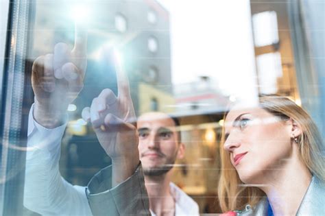 손가락으로 디지털 화면을 만지는 사업가와 사업가의 클로즈업 비즈니스 전략 개념 2명에 대한 스톡 사진 및 기타 이미지 2명 가리키기 가상현실 Istock