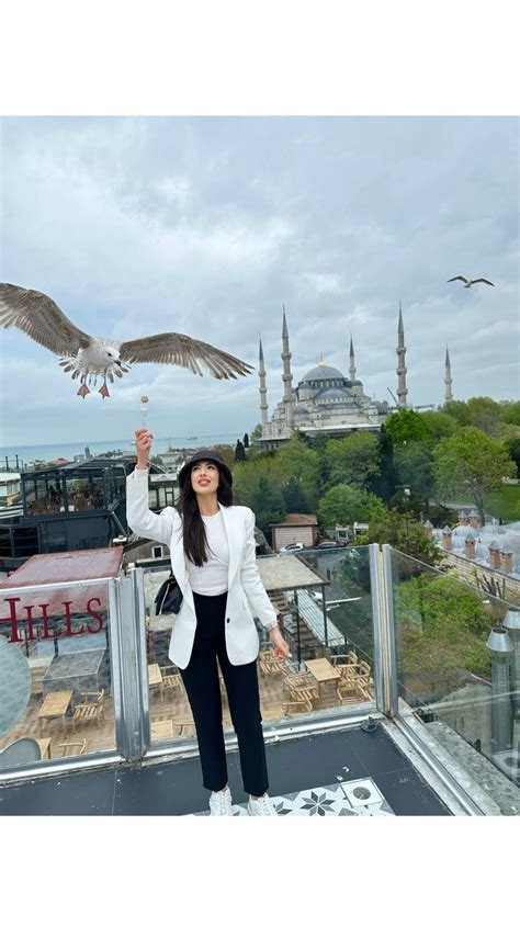 Животът е като пътуване през непознат път понякога не виждаме точно къде води но всяка крачка