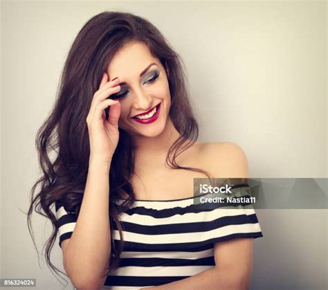 아름 다운 이빨 웃는 여자 만져 잘 손질 된 손을 그녀의 곱슬 긴 머리와 아래를 내려다 보면서 근접 촬영 톤의 초상화 갈색 머리에 대한 스톡 사진 및 기타 이미지 Istock