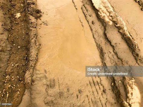텍스처의 웅덩이와 진흙 균열 및 상 습 건조 점토 더러운 나쁜 비포장도로 비포장도로 오프 로드 배경 0명에 대한 스톡 사진 및 기타 이미지 Istock