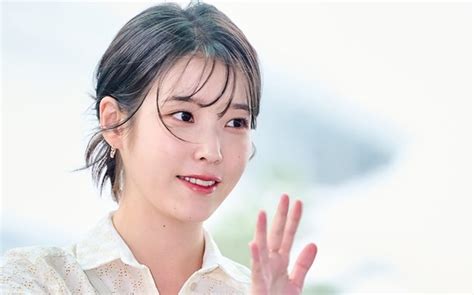 아이유 데뷔 14주년 기념 2억 기부 작은 기적 가져다주길 네이트 연예