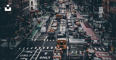 우울한 하늘 아래 교통 체증 중 도로에 자동차 사진 Unsplash의 무료 도시 이미지