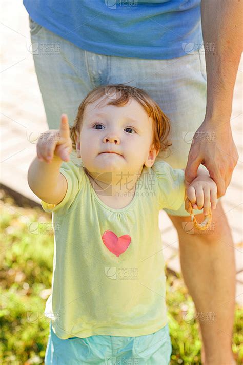 在公园和爸爸一起长大的小女孩