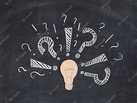 Розовая лампочка с вопросительным знаком и восклицательным знаком Премиум Фото