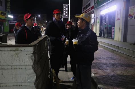 公共管理学院举办“关爱清洁工，寒冬送温暖”志愿服务活动 河北经贸大学公共管理学院