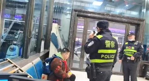 公交车坐过站迷路，10岁男孩求助路边警车后安全回家警务母亲胡运佳