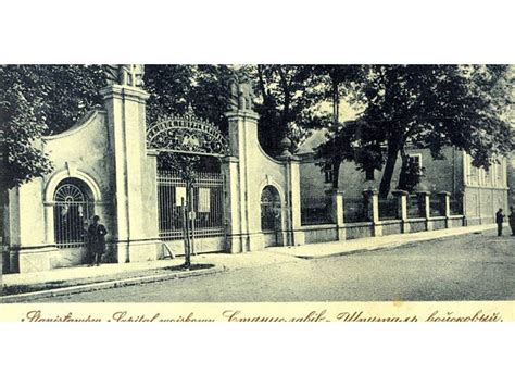 ФРАНКІВЦІ Показали найстаріші будівлі Івано Франківська ⠀ ️ Комплекс палацу з брамами