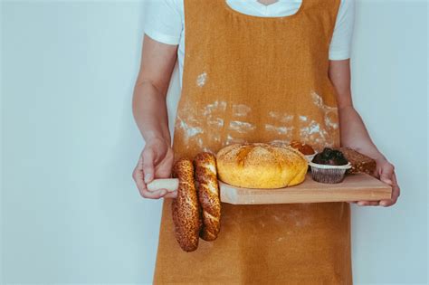 오븐에서 가져온 갓 만든 빵 한 덩어리가 맛있는 크러스트에서 꺼낸 것입니다 빵을 들고 있는 여성의 손 건강한 생활방식에 대한 스톡 사진 및 기타 이미지 Istock