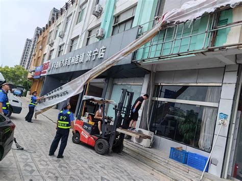 济宁市城市管理局 城管综合执法 执法监察七大队做好户外广告安全排查整治工作