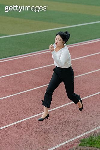 화이트칼라 전문직 러닝트랙 스포츠트랙 성공으로가는길 준비 컨셉 뛰쳐나가다 움직이는활동 여성 이미지 Jv13513322 게티이미지뱅크