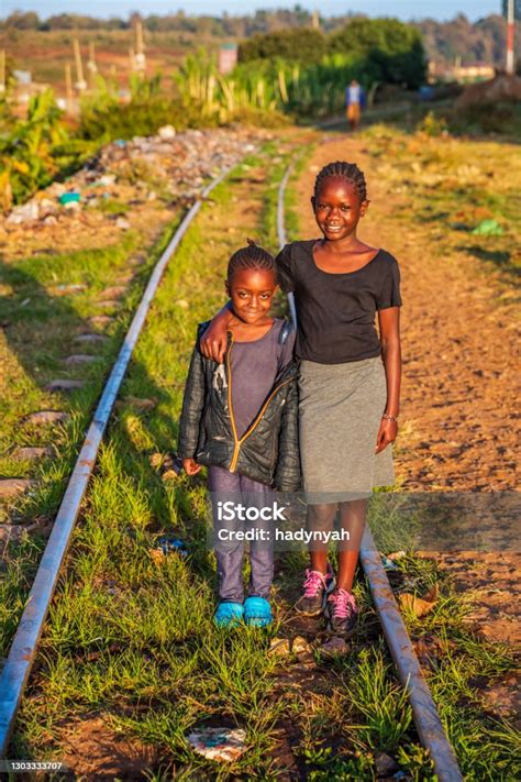 철도 선로를 걷고 있는 아프리카 의 어린 소녀들 배경에 키베라 빈민가 케냐 동아프리카 아프리카에 대한 스톡 사진 및 기타 이미지