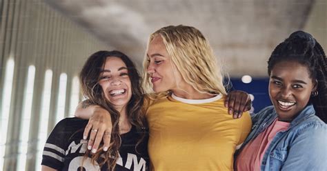 밤에 도시의 산책로를 함께 걷고 있는 동안 즐거운 시간을 보내는 젊은 여자 친구들의 웃음 그룹 사진 Unsplash의 우정 이미지