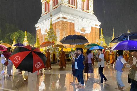 ข่าว Like สาระ พลังศรัทธาชาวพุทธเวียนเทียนบูชาอุรังคธาตุ รอบองค์พระ