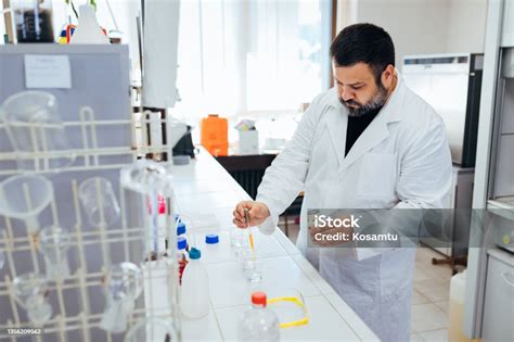 화학자는 실험실 유리 제품에 액체 용액을 혼합하여 반응이 어떻게 될지 확인합니다 약국에 대한 스톡 사진 및 기타 이미지 약국 희석 35 39세 Istock