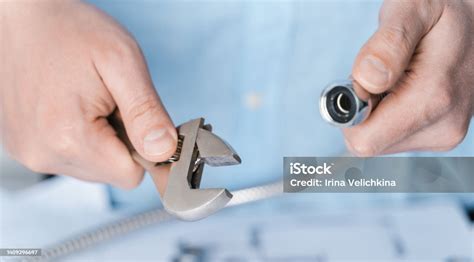 집에서 배관 프로젝트 그림 도표 아파트 건물의 물 공급 계획 집에서 수리를하는 남자 수리공 장치 부속품 호스 탭 조정가능한 렌치 압력 감속기 테이프 측정 3차원 형태에 대한