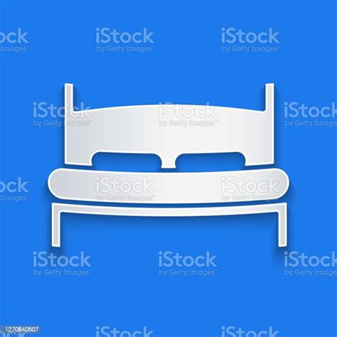 종이는 파란색 배경에 고립 된 두 개 또는 한 사람 아이콘에 대한 큰 침대를 잘라 종이 아트 스타일 벡터 일러스트레이션 3차원 형태에 대한 스톡 벡터 아트 및 기타 이미지