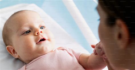 아름 다운 젊은 엄마와 그녀의 신생아 함께 사랑 행복 가족 개념 사진 Unsplash의 신생아 이미지