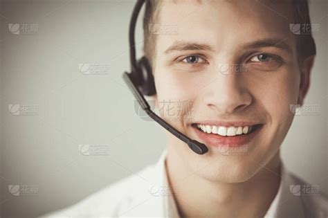 客户支持运算符与耳机在白色背景上