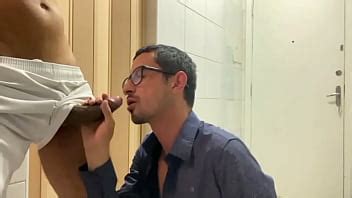 Quand j étais excitée j ai déchiré les vêtements du bas et il est parti en sous vêtements