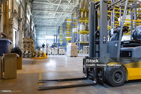 지게차가있는 현대적인 창고의 내부 창고에서 팔레트 스태커 트럭 장비 지게차 로더 순서에 대한 스톡 사진 및 기타 이미지 순서 화물운반대 러시아 Istock