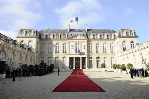 Правительство Франции увеличивает помощь промышленной сфере