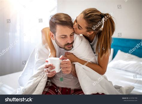 35529 Imagens De Woman Taking Care Man Imagens Fotos Stock E Vetores