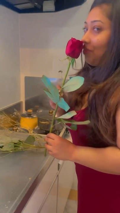 මල් කියන්නෙ ගෑනු ළමයෙක්ගෙ හැගීම් තවත් ලස්සන කරන්න පුලුවන් සොබාදහම මවපු තවත් එක ලස්සන දෙයක්🥀