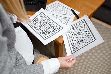 여성 디자이너는 웹 사이트 디자인 와이어 프레임을 만듭니다 스케치 프로토 타입 프레임 워크 레이아웃 미래 설계 프로젝트 Ui 및