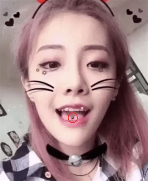 舌钉花背！喻言不雅视频流出，教外国人骂中国脏话，满屏幕脏字 搜狐大视野 搜狐新闻