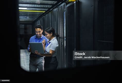 소프트웨어 관리 시스템 업그레이드 또는 사이버 보안을 위한 서버실 기술자 및 노트북 팀워크 데이터 센터 및 엔지니어 또는 프로그래머 직원 정보 기술 및 프로그래밍 정부에