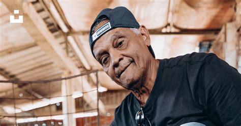 검은 가죽 재킷과 파란색 데님 청바지를 입은 사람이 빨간 수탉을 들고 있다 사진 Unsplash의 무료 산토도밍고 이미지