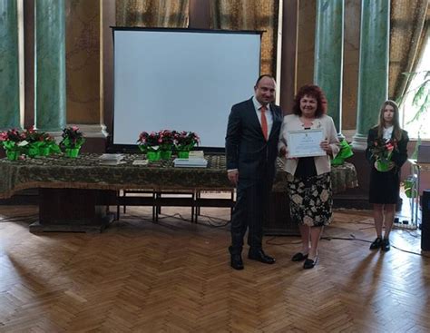 16 директори и учители с почетна значка на Пловдив грамота и премия за 18 млади педагози уча